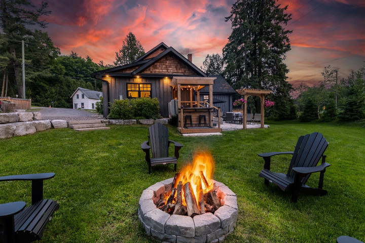 Fraserburg Farmhouse W/ Hot Tub & Oasis Backyard - Bracebridge