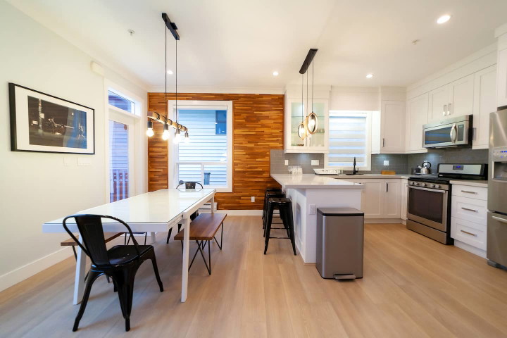 Vancouver Chic 3 Bedroom Home. Central Location! - Richmond