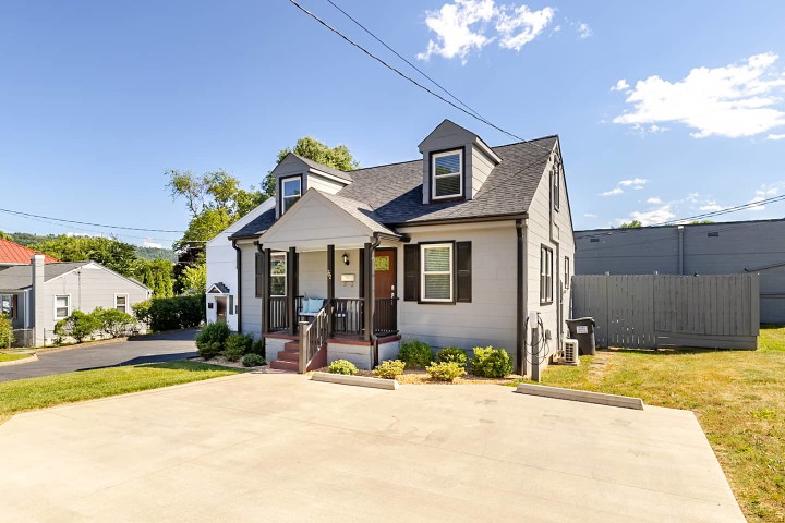 Altavista House - Renovated, Charming, & Walkable - Charlottesville, VA