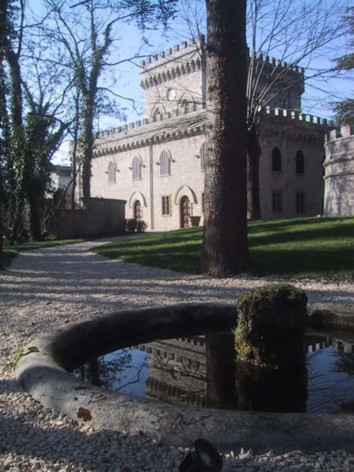 Live History In A Charming Castle - Marche