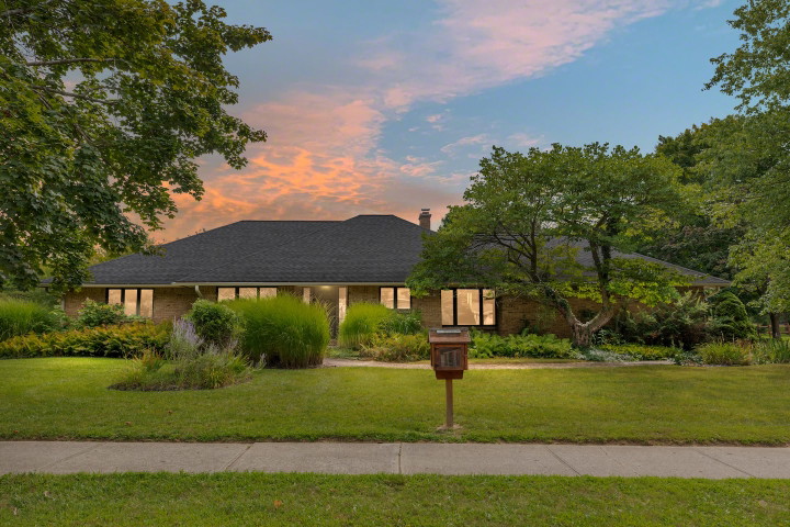 Football, Colleges & Weddings! 5 Br; Sleeps 11. - Chelsea, MI