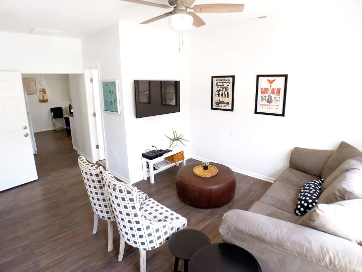 Top Floor City Apartment - Free Street Parking! - Cicero, IL