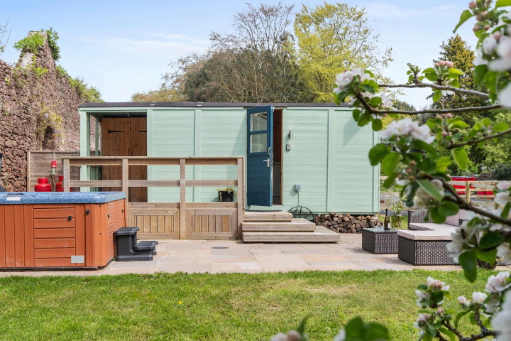 Shepherds Hut With Hot Tub - Haverfordwest