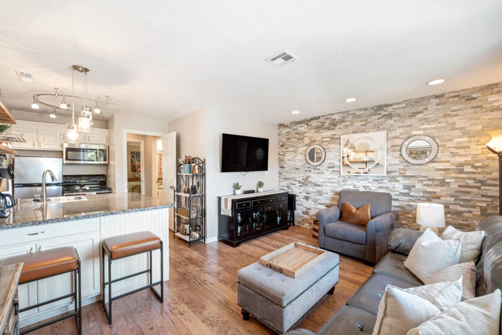 Peaceful 1br Retreat | King Bed, Balcony, Pools - Utah