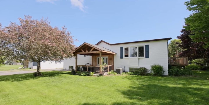 Private Hay Bay Waterfront Napanee W/ Pool & Dock - Napanee