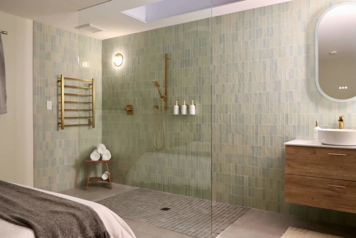 Modern Highlands Retreat | Spa Shower & Patio - Squamish