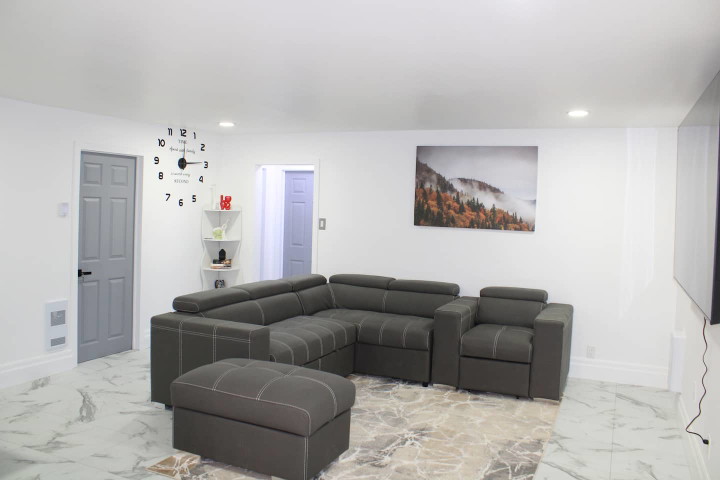 Bright & Spacious City Apartment Close To Downtown - Kingston