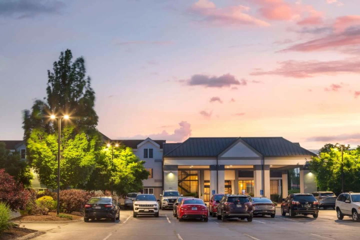 Queen Suite Minutes From Downtown + Free Breakfast - Glastonbury, CT