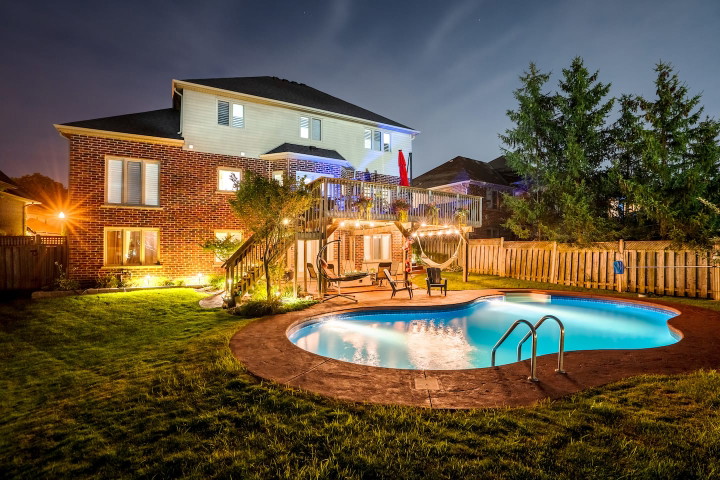 Walk-out:patio:pool:private:open-concept:bbq - London, ON, Canada