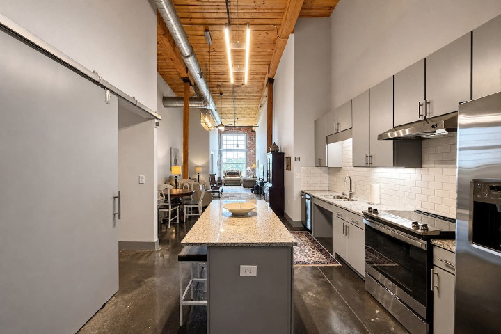 Historic Top Floor Loft W/breathtaking Views - Lake Thicketty
