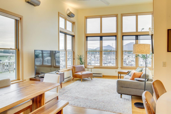 Custom Harborside Loft In The Heart Of Ketchikan - Ketchikan, AK