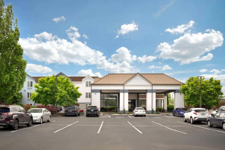 Minutes From Downtown + Free Breakfast & Parking - Glastonbury, CT