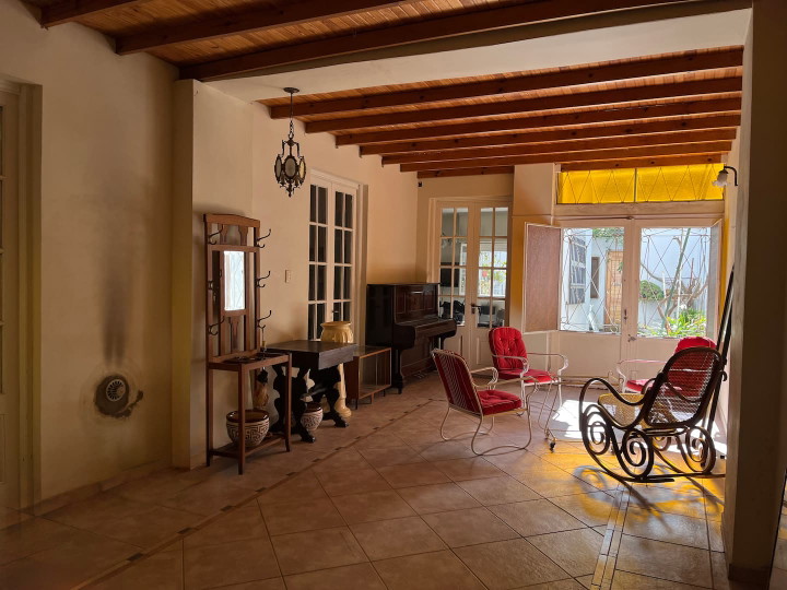 Casa Con Garage Cerrado, Patio Y Baño Nuevo - La Plata, Argentina