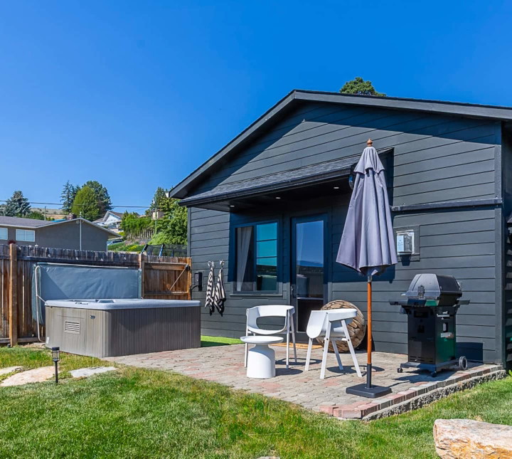 Blue Jay Guest House - Private Hot Tub - Vernon, BC, Canada