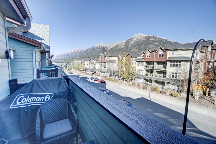 2 Bedrooms, Mountain Views, And Heated Pool! - Canmore