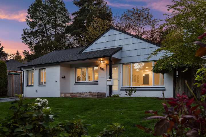 Private Green Oasis · Hot Tub Single Story Parking - Seattle, WA