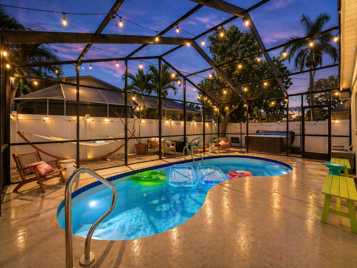 Sunwashed Stone Villa | Pool Mini Golf Luxury - Bradenton, FL