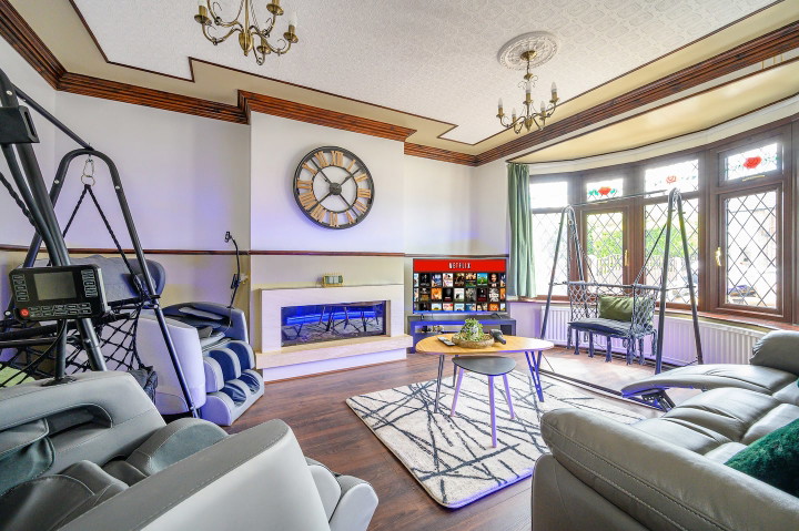 H59g - Stylish Home With Hot Tub & Games Room - Bradford, United Kingdom