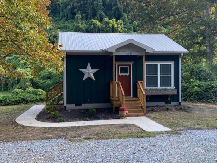 Pine Knoll Cottage On The River With Hot Tub - Tryon, NC