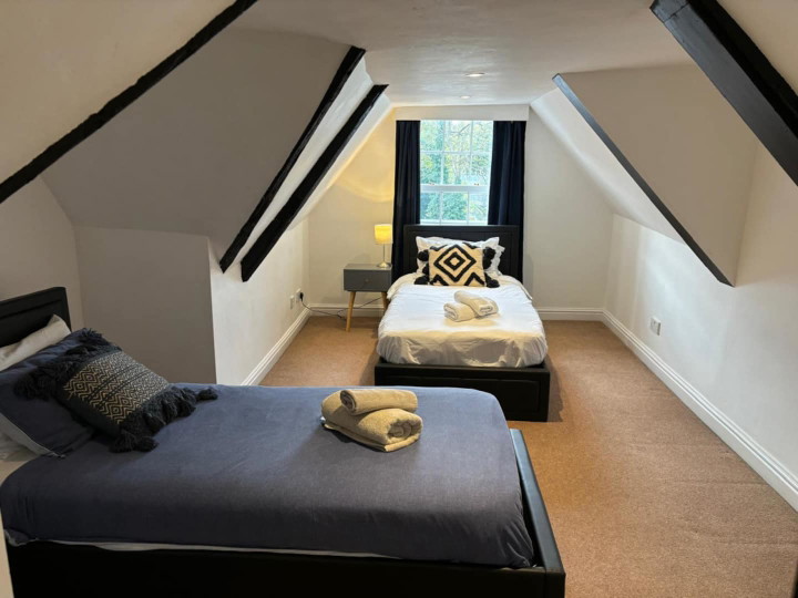 Central 5 Bed | 2 Bathrooms | Sleeps 10 - Salisbury
