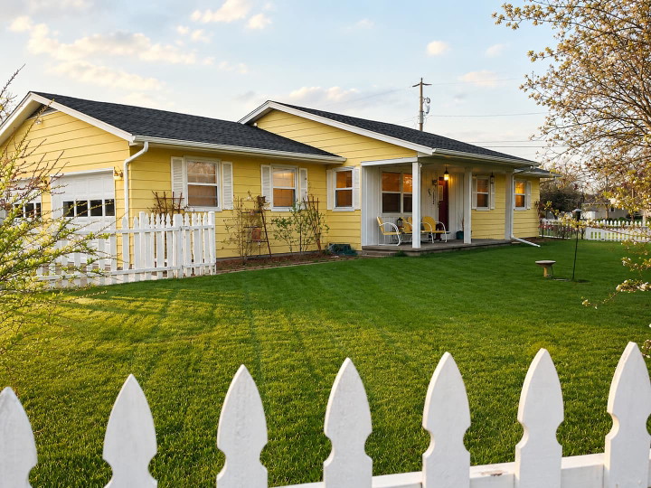 The Goldfinch | Centrally Located Oshkosh Gem - Oshkosh, WI