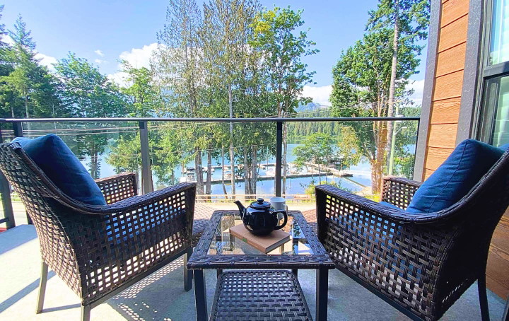 Modern Lakehouse Escape W/king Bed & Amazing Views - Lake Cowichan