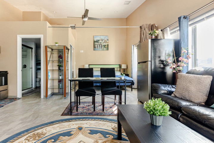 Modern Studio W/ Workspace, K&q Beds, Kitchenette - Jurupa Valley, CA