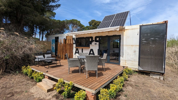 Tiny House Retreat: Forest Off-grid Sea Container - Castelldefels