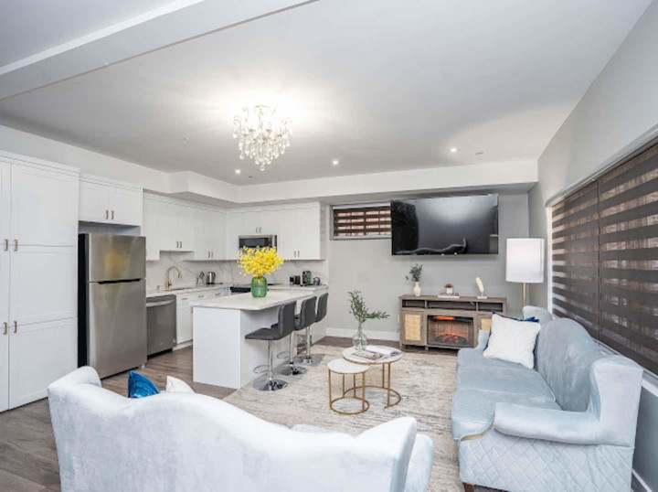 Luxury 2br Suite | King Bed, Fireplace & Parking - Ontario