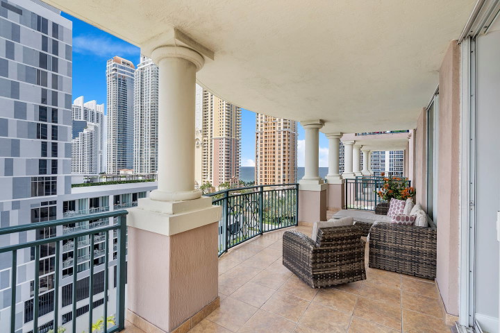 Elegant Retreat By The Ocean With Pool/jacuzzi - Sunny Isles Beach, FL