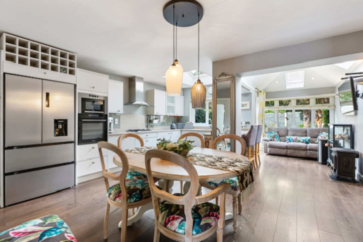 Stylish Two-bedroom Home In Foxrock, Free Parking. - Bray