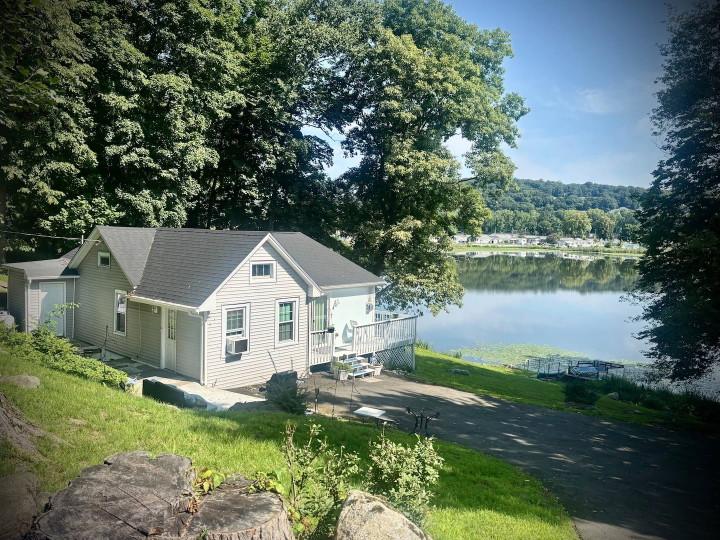 Beautiful Private Lakefront 1926 Vintage Cottage - Danbury, CT
