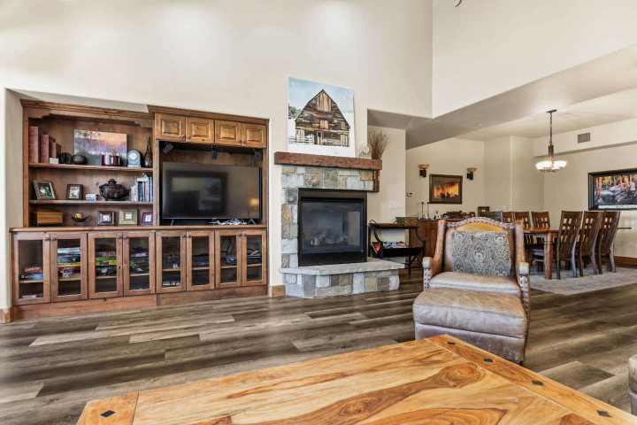 Heated Pools & Hot Tubs! Winter Ski Shuttle, Large Deck + Private Washer/dryer - Steamboat Springs