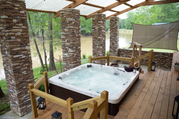 Waterfront Luxury Cabin For Four W/private Hot Tub - Beaumont, TX