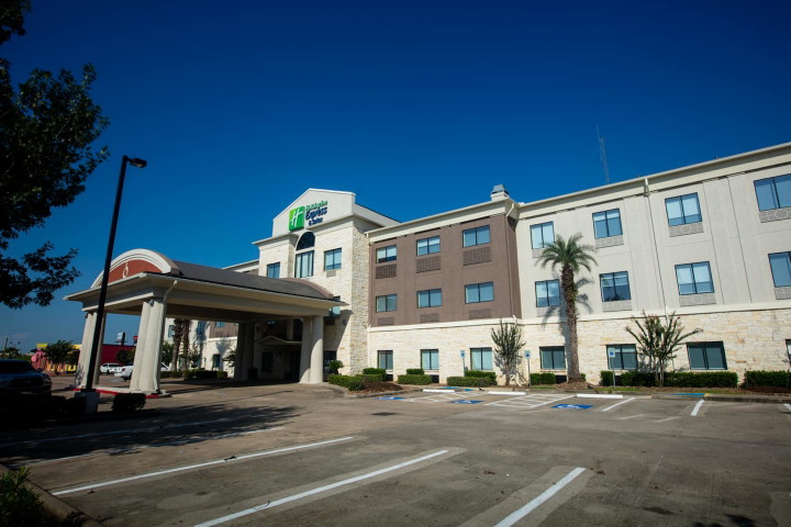 2 Doubles Suite W/sofa + Free Breakfast & Pool - Beaumont, TX
