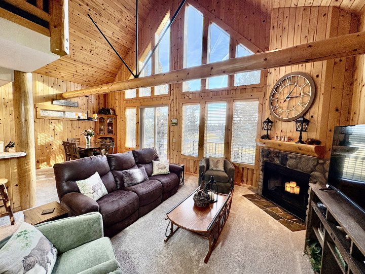 Robin Hood Retreat Including 6 Sport Center Passes - Redmond, OR
