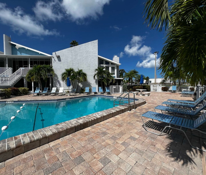 New! Modern Madeira Condo- Walkable To Beach, And - Madeira Beach, FL
