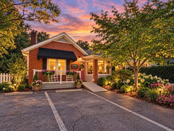 Cozy Cottage On Canton Street Just Steps Away From Nightlife, Shopping And Parks - Roswell, GA