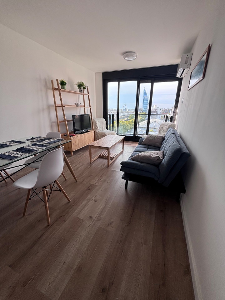 Piso Alto Con Excelente Vista En Zona Céntrica - Montevideo