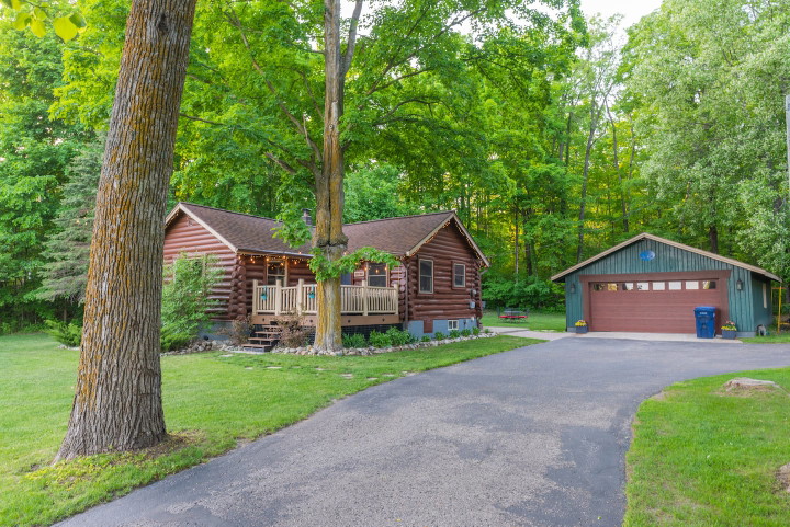 Cute Cabin! Walloon Lake! Hot Tub! Beach! Pets! - Petoskey, MI