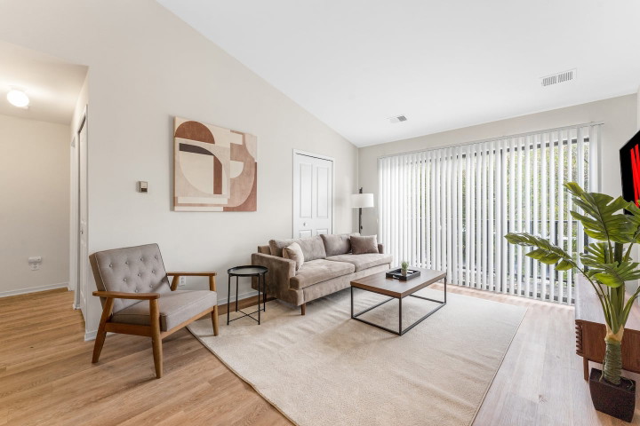 Cozy Modern 1bdr | Comfy King Bed, Gym And Pool - Livonia, MI