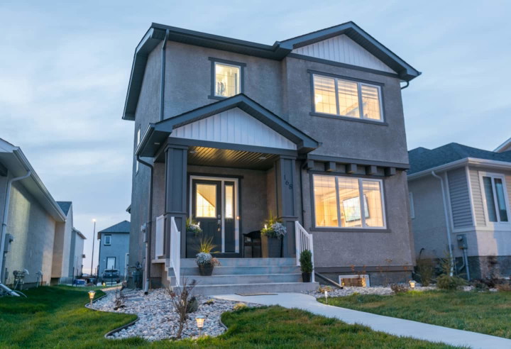 Modern House, Close To All Amnts In South King Bd - Winnipeg
