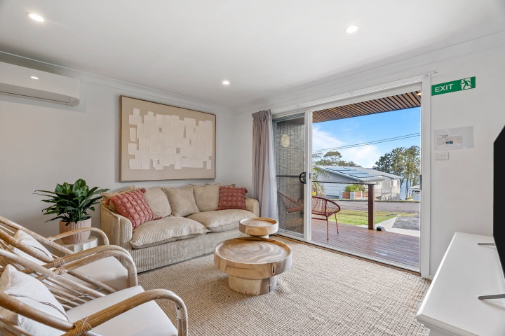 Relaxed 2 Bed Coastal Stay Near The Lake - Central Coast