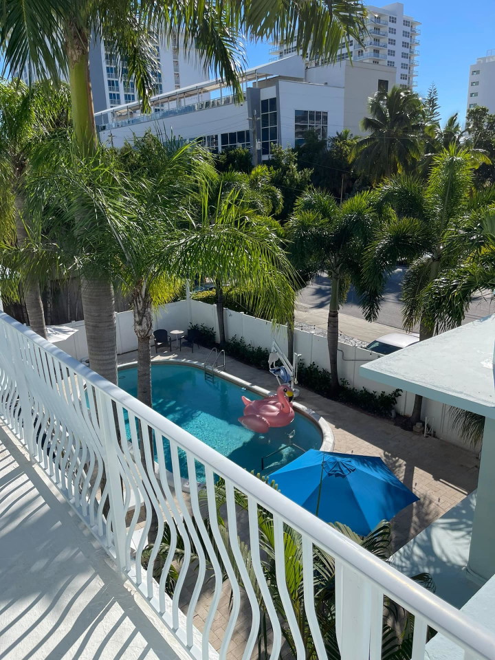 Steps To Ocean! 2 Bedroom 2 Bath - Fort Lauderdale