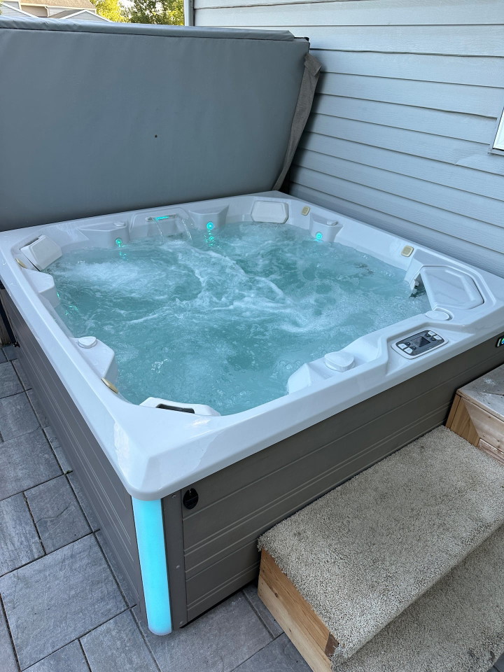 Ultimate Gathering Pad 
Huge 8br 6ba Gamerm Hottub - Fargo, ND