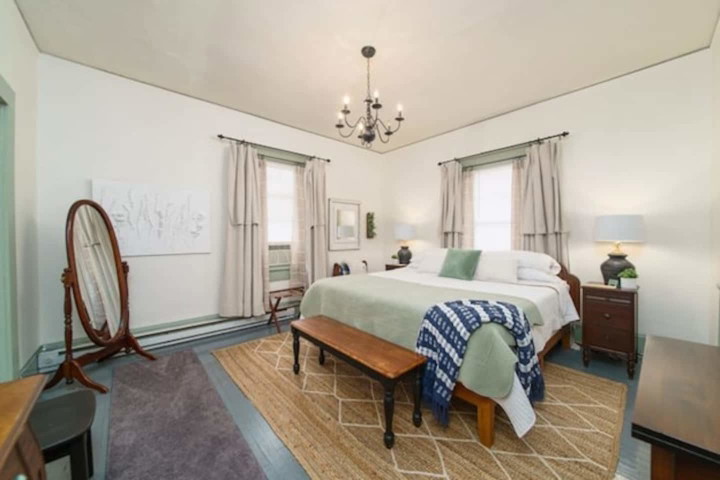 Light & Bright West Salem 2nd Floor Apartment - Winston-Salem, NC