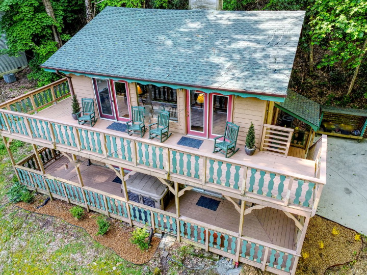 Swiss Alpine Chalet-fireplace, Hot Tub, Ski Resort - Gatlinburg, TN