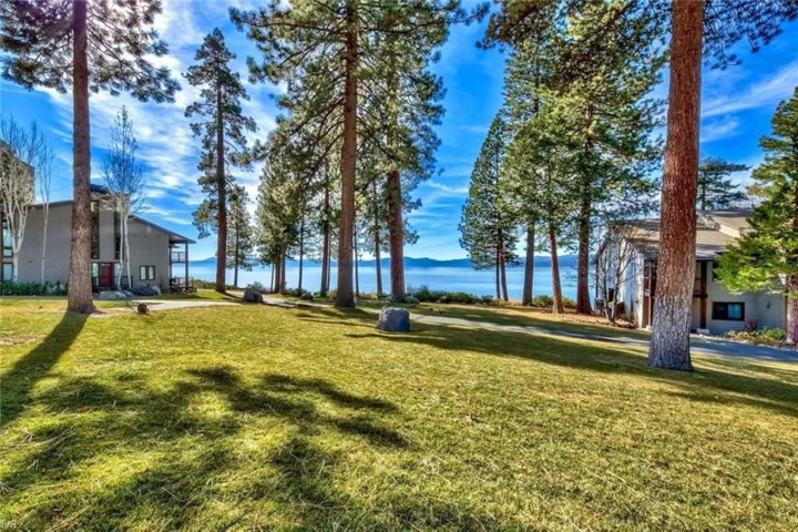 Cozy Tahoe Retreat With Stunning Lake Views & Priv - Kings Beach, CA