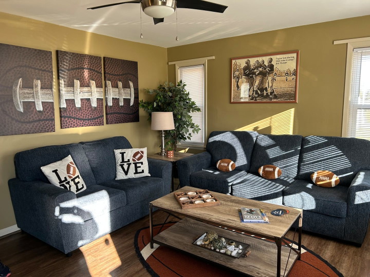 The Football House. Walk To Hof. Adorable + Clean - Canton, OH