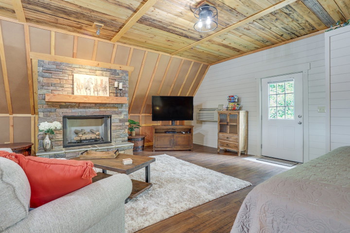 Lake Allatoona Area Studio W/ 2 Decks & Farm Views - Cartersville, GA